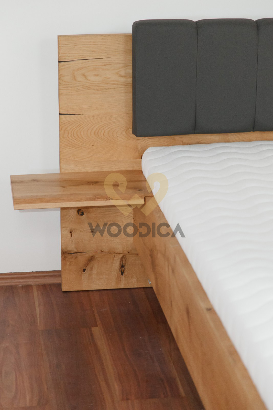 Dubová posteľ Levitujúca 02 s funkciou nádoby na posteľnú - Woodica