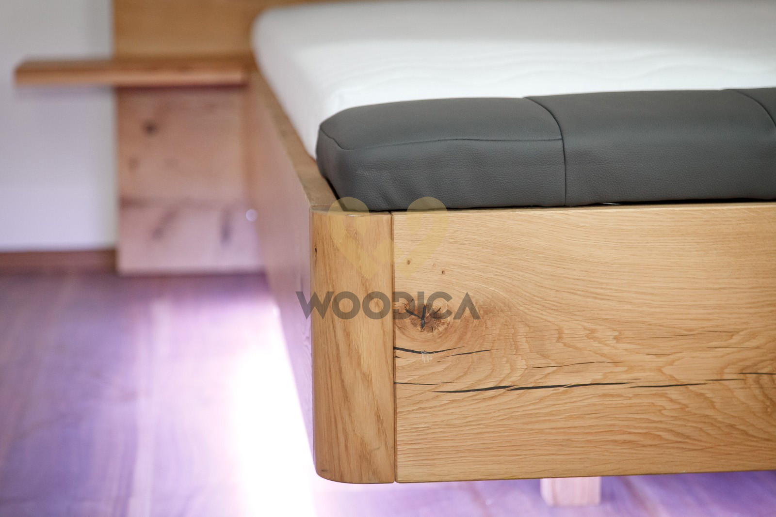 Dubová posteľ Levitujúca 02 s funkciou nádoby na posteľnú - Woodica